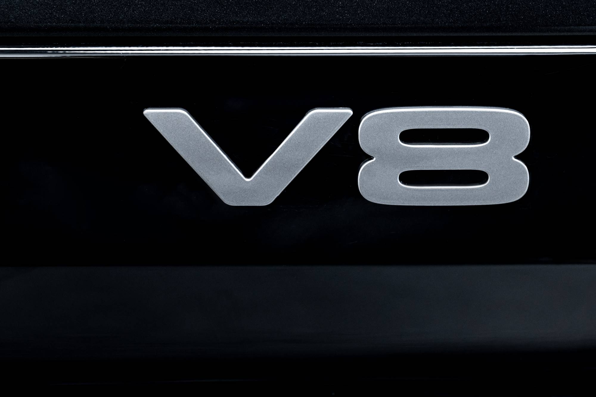 Land Rover Adds Defender V8 to Range | Gay Car Boys